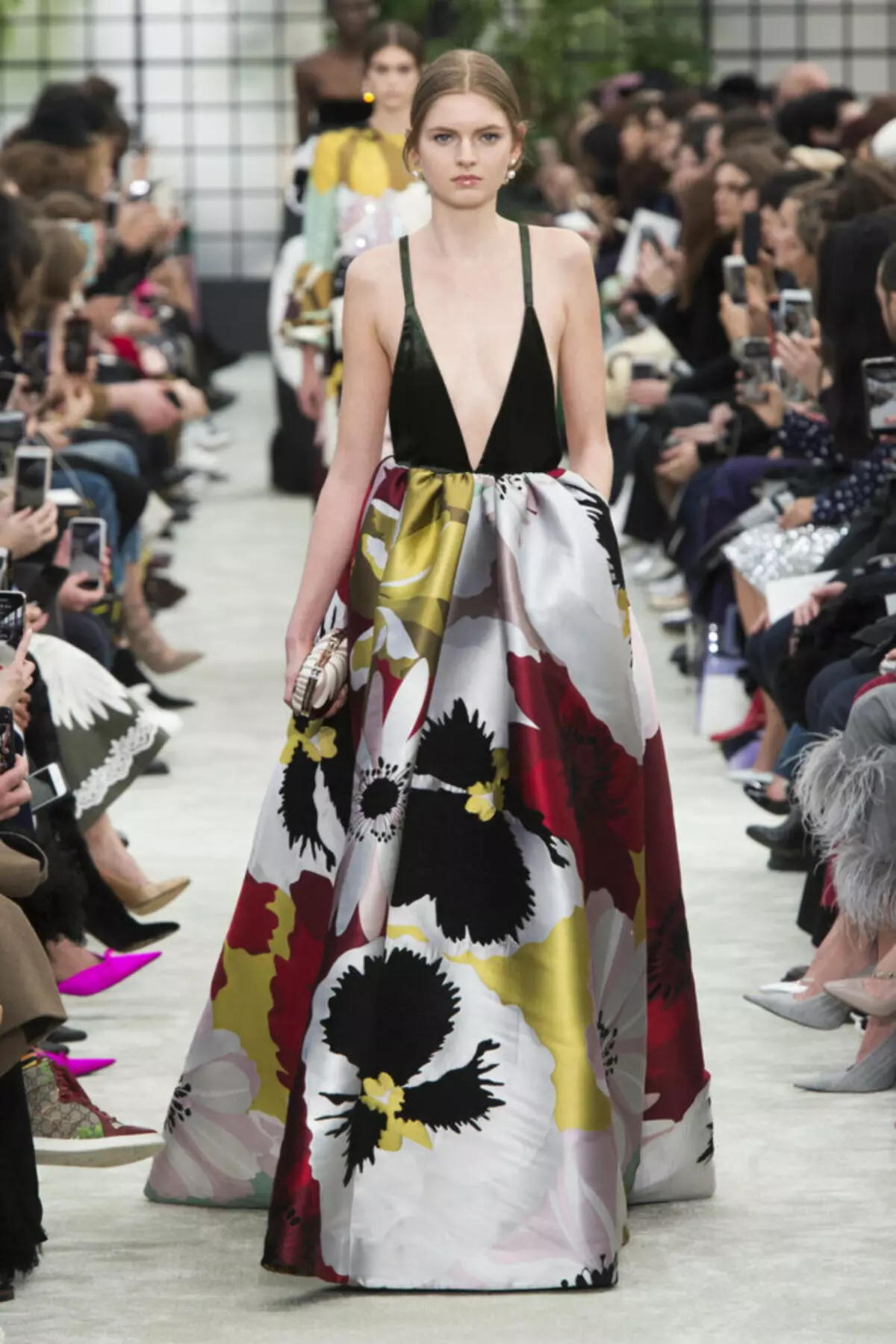 Dress with an entry suit and a jamb instead of a hat: Valentino showed autumn trends 46603_19