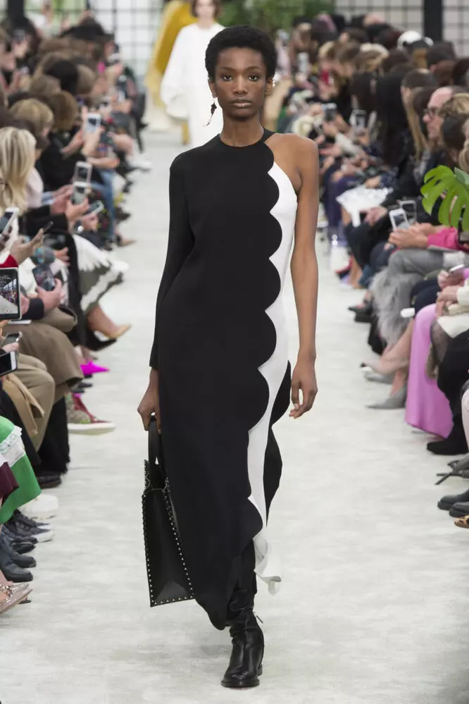 Dress with an entry suit and a jamb instead of a hat: Valentino showed autumn trends 46603_2