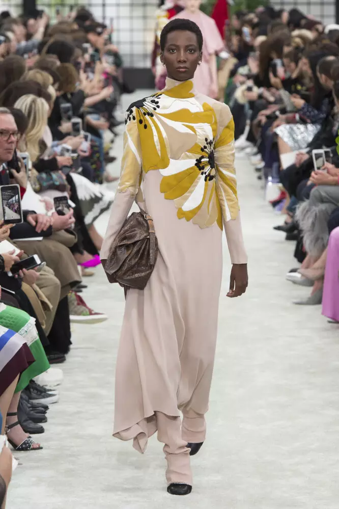 Dress with an entry suit and a jamb instead of a hat: Valentino showed autumn trends 46603_3