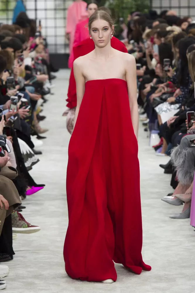 Dress with an entry suit and a jamb instead of a hat: Valentino showed autumn trends 46603_4