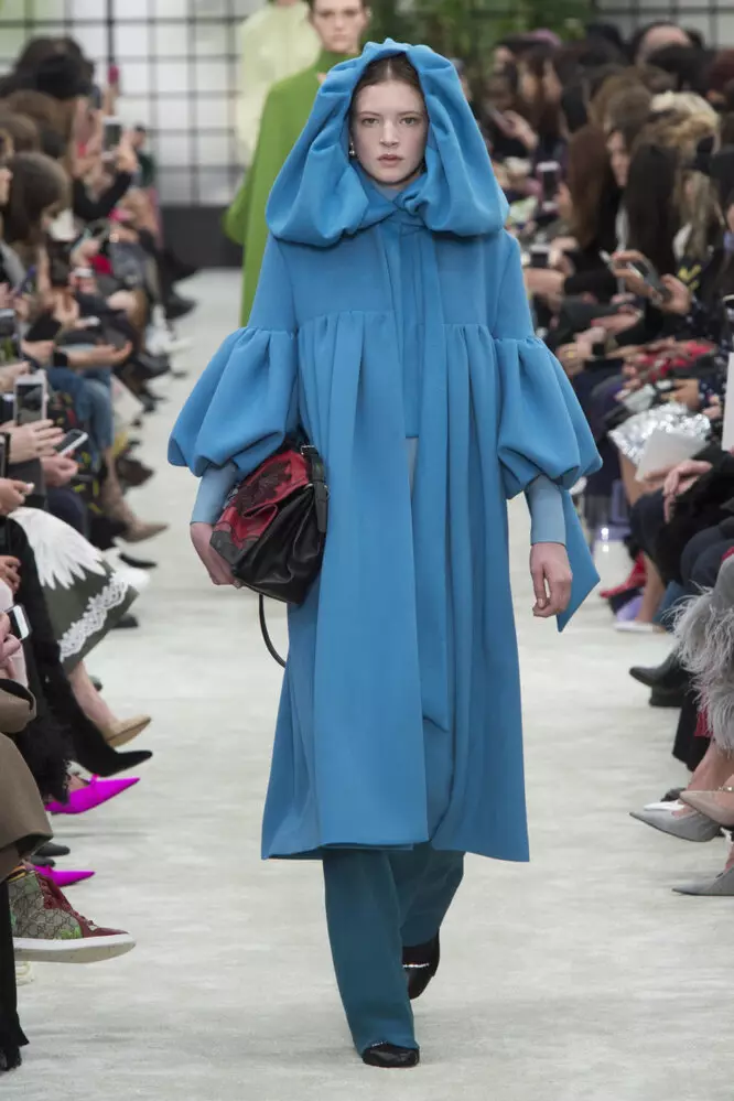 Dress with an entry suit and a jamb instead of a hat: Valentino showed autumn trends 46603_5