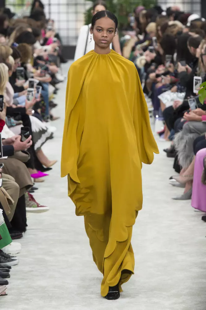 Dress with an entry suit and a jamb instead of a hat: Valentino showed autumn trends 46603_6
