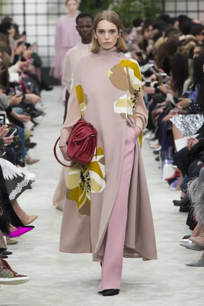Dress with an entry suit and a jamb instead of a hat: Valentino showed autumn trends 46603_7