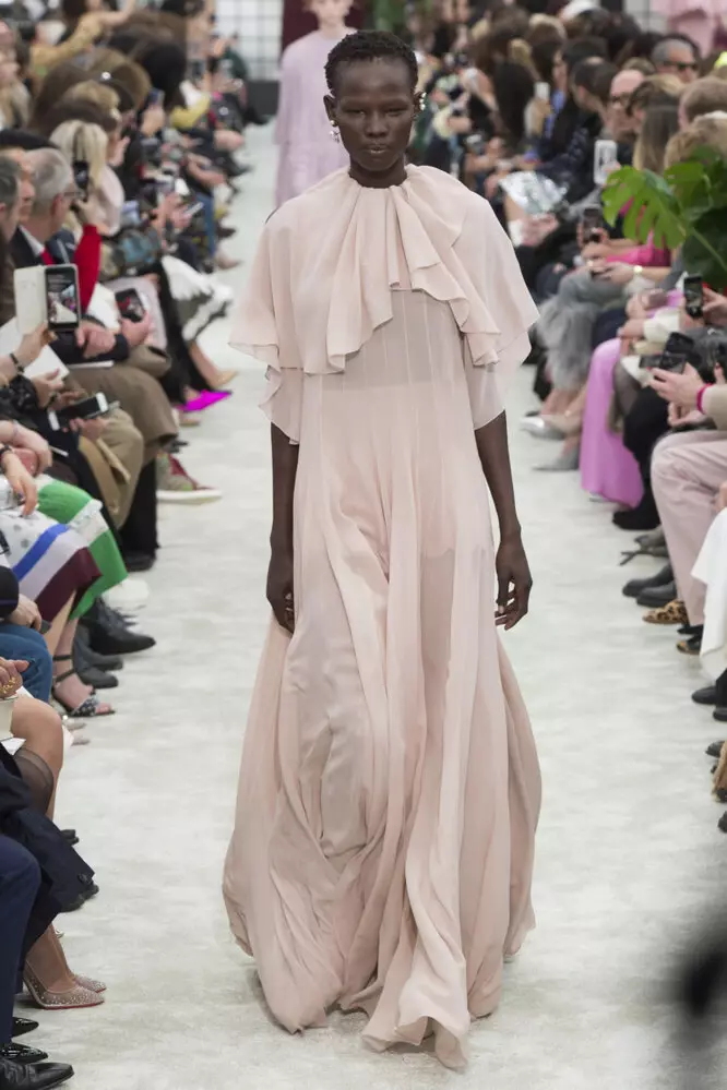 Dress with an entry suit and a jamb instead of a hat: Valentino showed autumn trends 46603_8