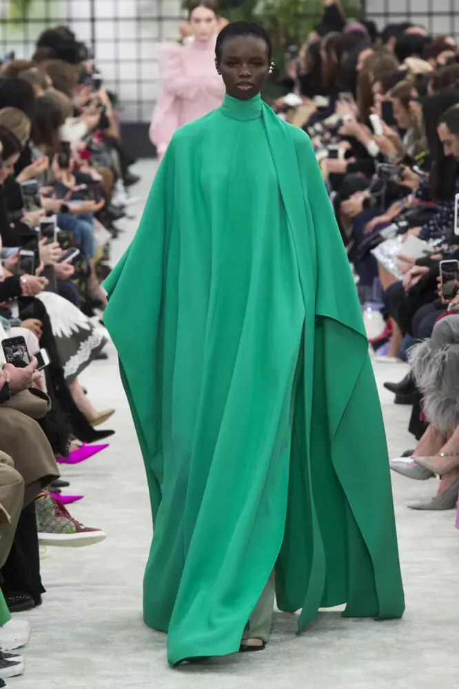 Dress with an entry suit and a jamb instead of a hat: Valentino showed autumn trends 46603_9