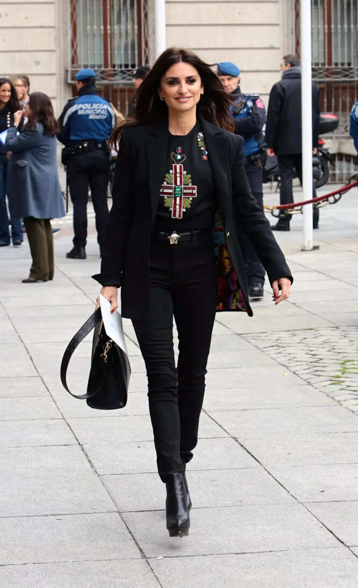Lived in the image: Penelope Cruz can not stop wearing clothes Versace 47668_1