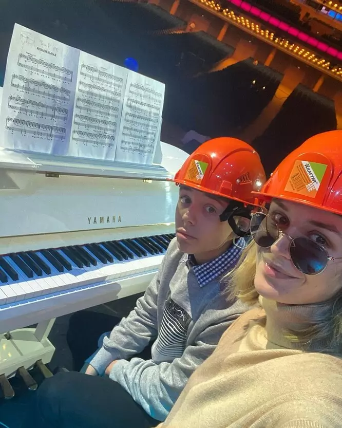 Polina Gagarina spoke at a concert in the Kremlin along with a matured son 4824_3