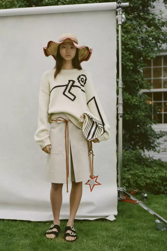 Long skirts, sweaters and caps: 12 summer images of Tory Burch in rustic style 48732_5