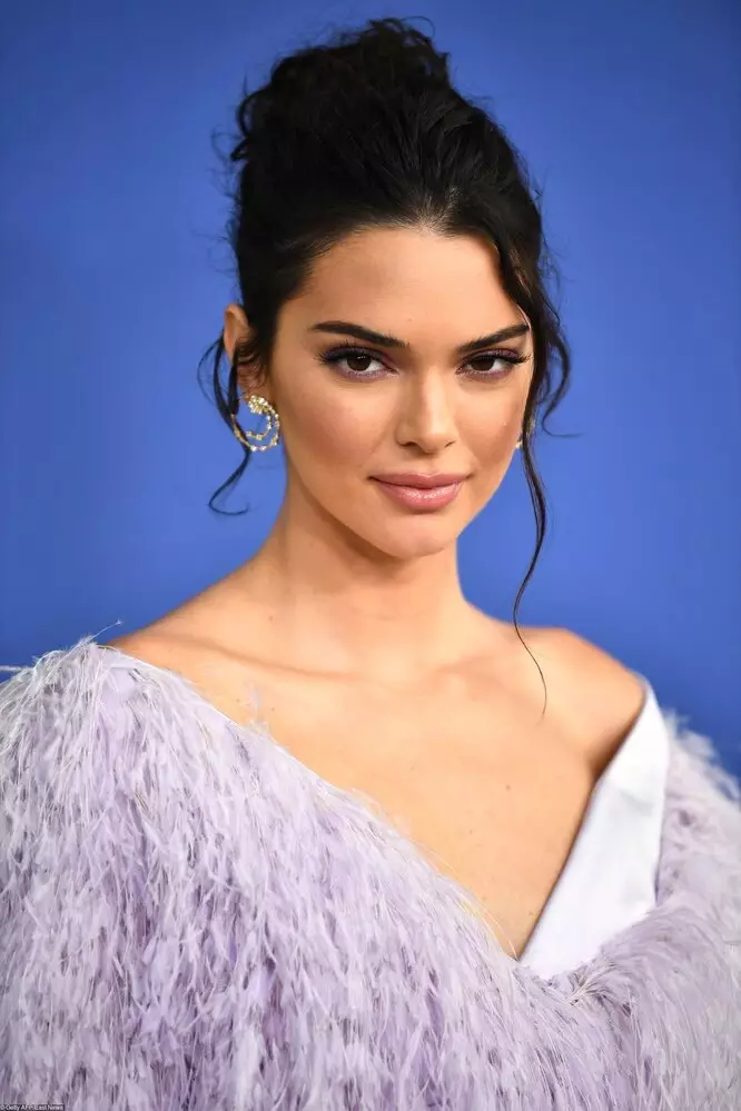 White and fluffy: Kendall Jenner has never been so luxurious 49104_4