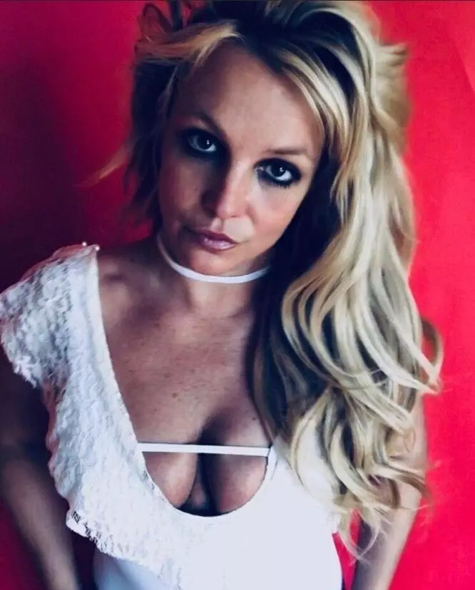 Britney Spears wzbudził smutek i razem z jej smutkiem i piersiami 4930_2