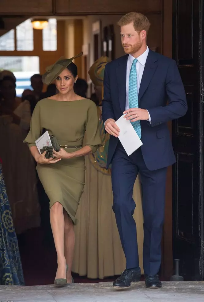 Not attracting attention: Megan Plankeeper on the christenings Prince Louis in a khaki color dress 50035_2
