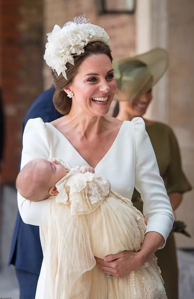 Not attracting attention: Megan Plankeeper on the christenings Prince Louis in a khaki color dress 50035_3