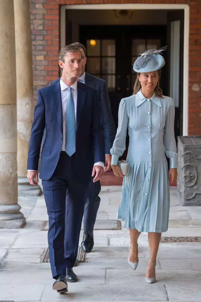 Fashionable failure: Pippa Middleton chose a dress, adding her years and kilograms 50044_1