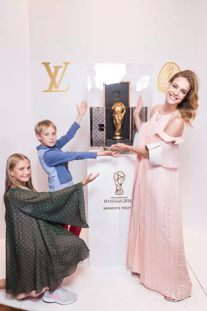 Greek goddess: Natalia Vodyanova on Louis Vuitton Gala Cocktail 50175_2