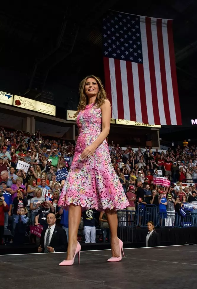 One dress - two images: Melania Trump includes pink color in business wardrobe 50776_4