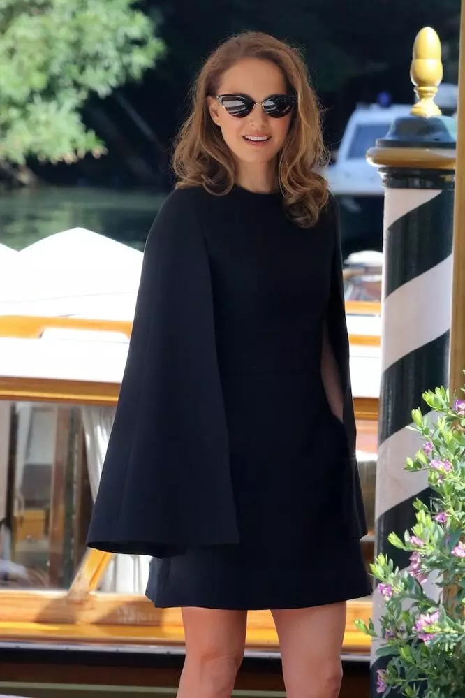 Minimalism course: Natalie Portman emphasized the figure in a black short dress 51359_3