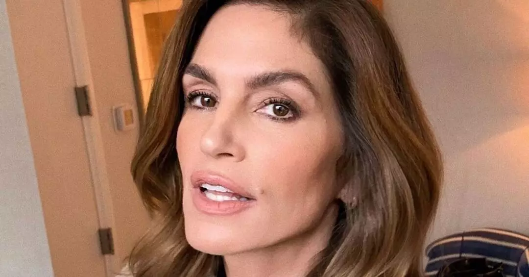 Cindy Crawford es va traslladar a l'auto-aïllament i funciona fora de casa. Però continua seleccionant acuradament els vestits