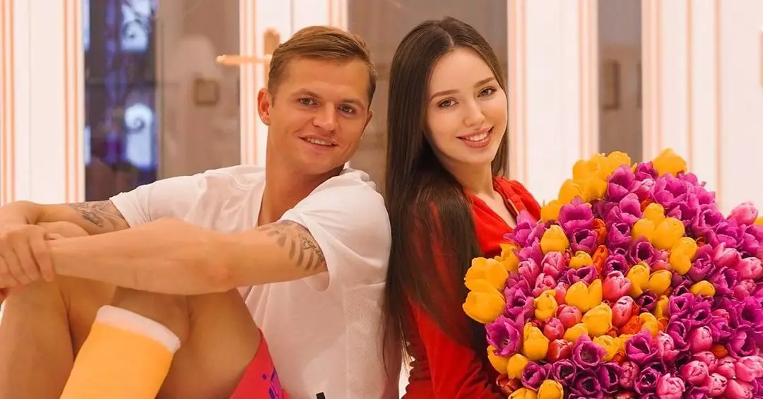 "Sənsiz yaşamırdım": Anastasiya Kostenko, Love Dmitri Tarasovu vacib bir gündə etiraf etdi