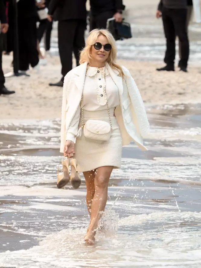 French Chic: Vanesca Paradise, Caroline de Megre and Others at Chanel Show 52103_1