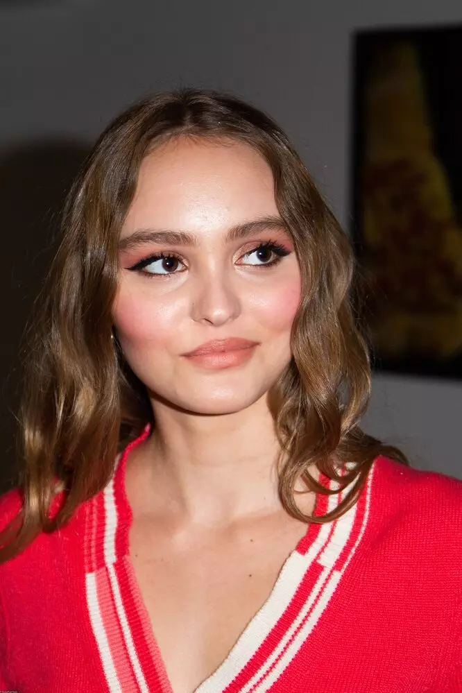 Bodiposive: Lily Rose Depp began to gain weight and does not hesitate to 52138_3