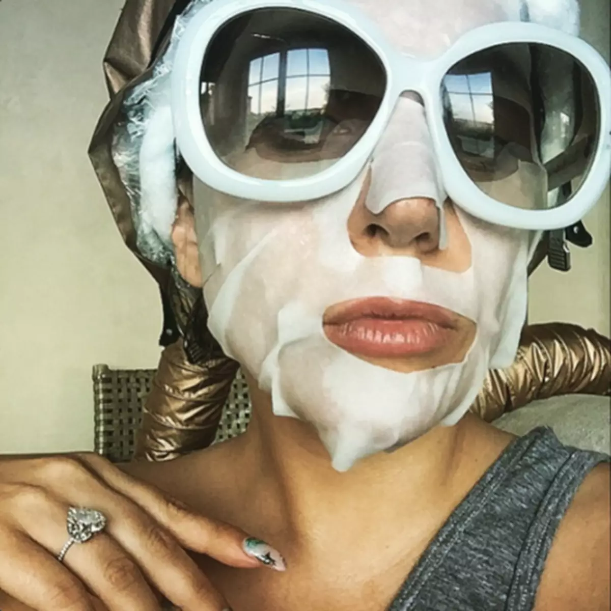 Gold and avocado: Favorite face stars masks 52232_1