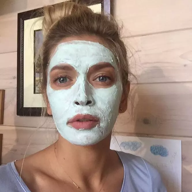 Gold and avocado: Favorite face stars masks 52232_4