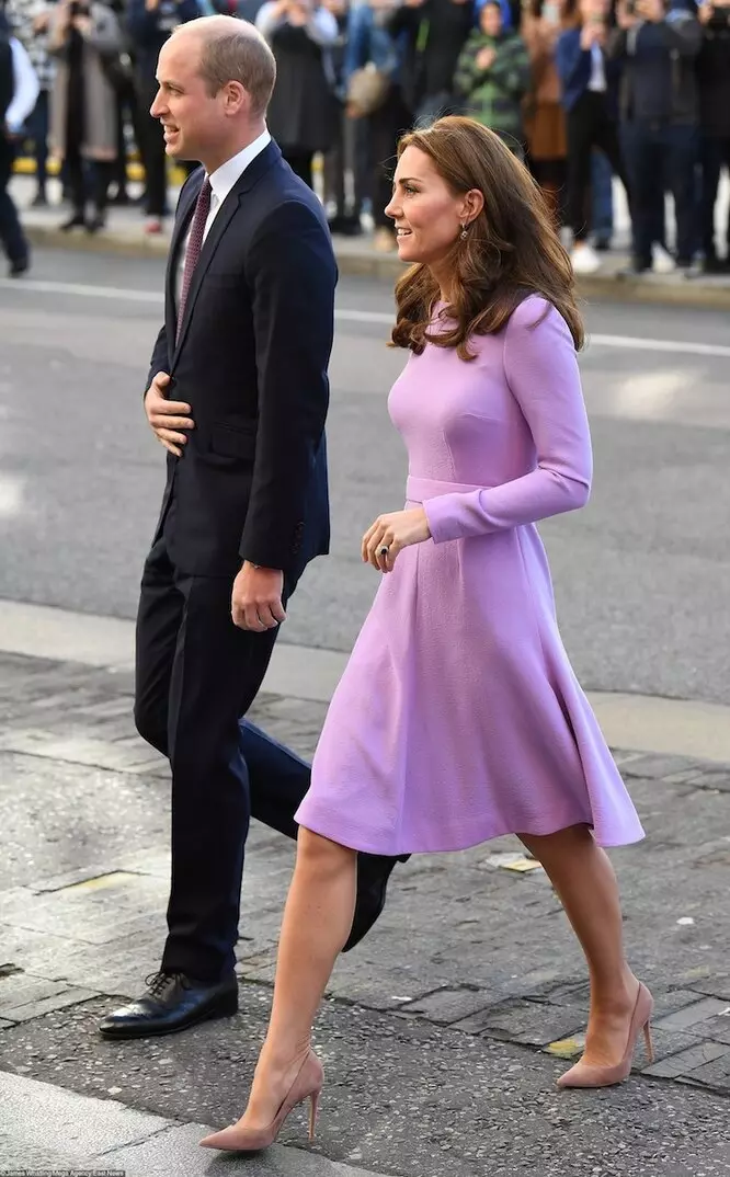 Duchess Catherine published in a lilac dress that worked a year ago 52269_1