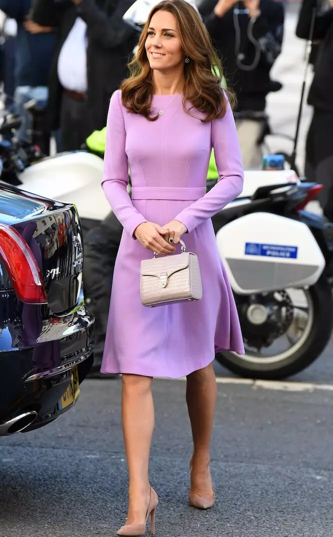 Duchess Catherine published in a lilac dress that worked a year ago 52269_2