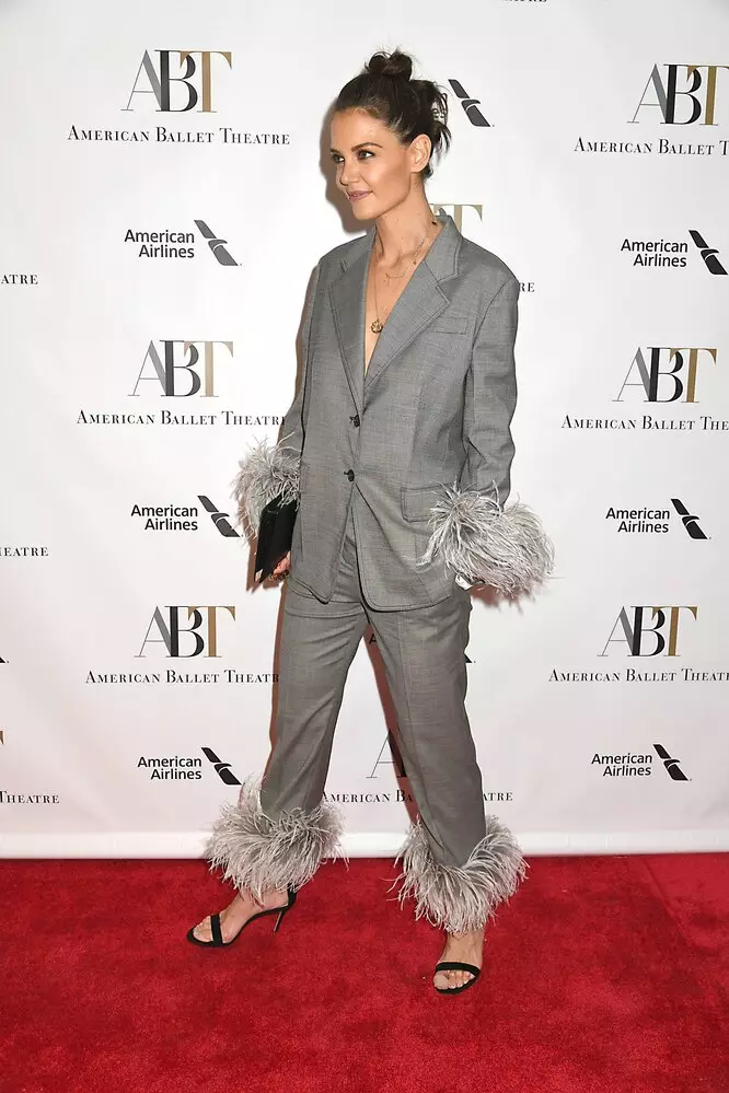 Miracle in feathers: Learning to wear an unusual autumn trend as celebrities 52536_1