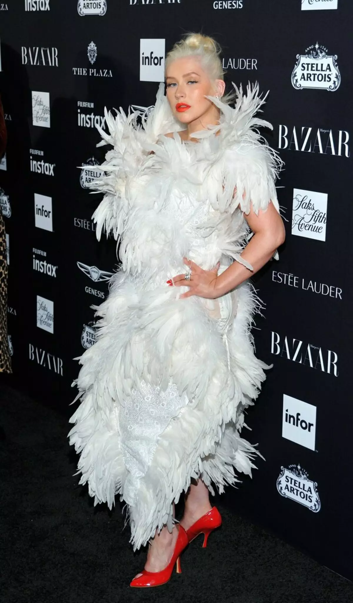 Miracle in feathers: Learning to wear an unusual autumn trend as celebrities 52536_5