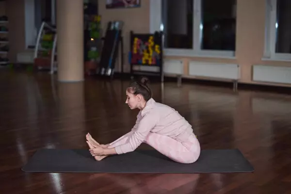 Тренування на карантині: 6 корисних асан з йоги, які зроблять вас гнучкою і пластичною 5273_10