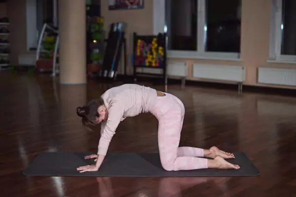 Тренування на карантині: 6 корисних асан з йоги, які зроблять вас гнучкою і пластичною 5273_3
