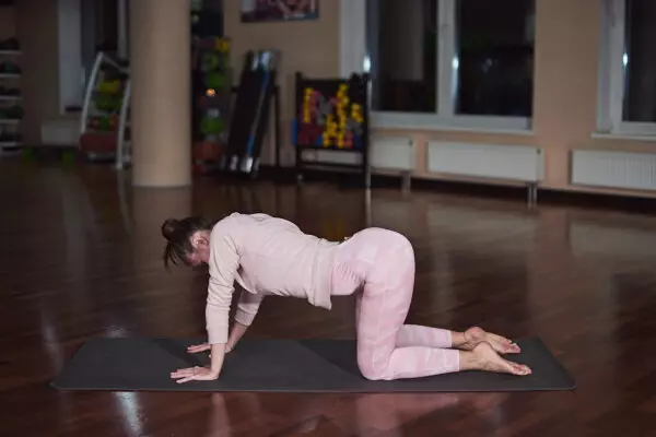 Тренування на карантині: 6 корисних асан з йоги, які зроблять вас гнучкою і пластичною 5273_4