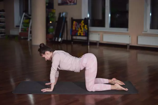 Тренування на карантині: 6 корисних асан з йоги, які зроблять вас гнучкою і пластичною 5273_6