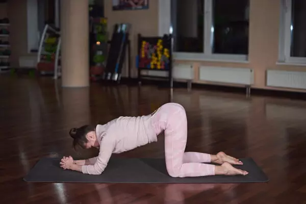 Тренування на карантині: 6 корисних асан з йоги, які зроблять вас гнучкою і пластичною 5273_7