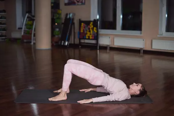 Тренування на карантині: 6 корисних асан з йоги, які зроблять вас гнучкою і пластичною 5273_9