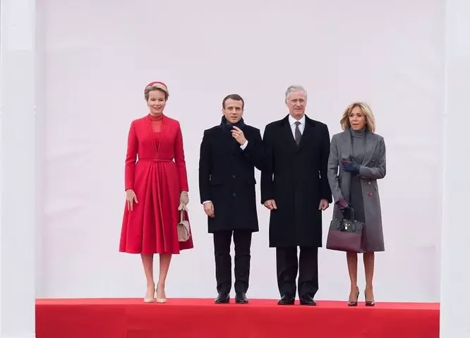 Bet for red! Queen of Belgium eclipsed brick macron at a meeting in Brussels 53449_2