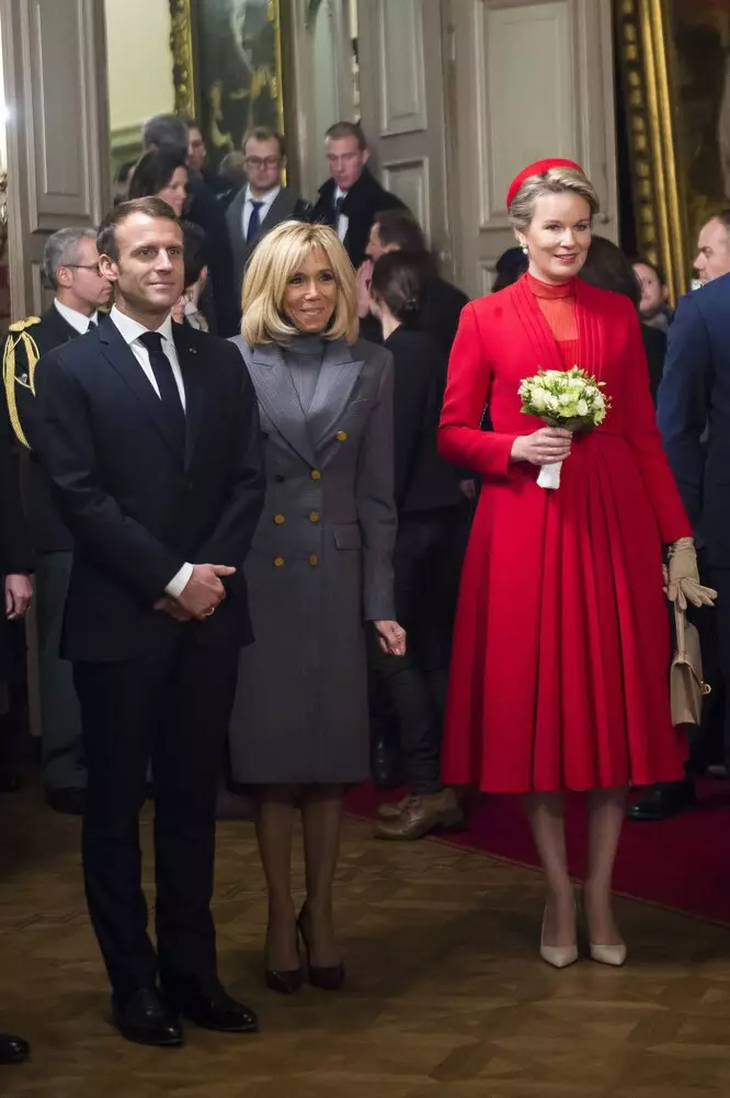 Bet for red! Queen of Belgium eclipsed brick macron at a meeting in Brussels 53449_4