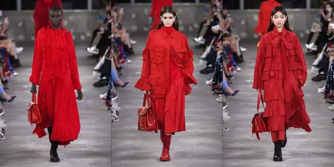 Woman in a red dress: 25 magnificent images with Valentino display in Tokyo 53539_1