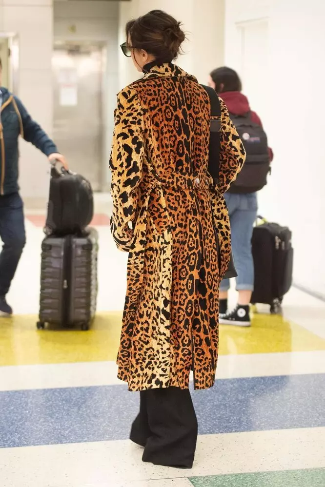 Wild Cat: Victoria Beckham shows how to wear a leopard coat 53569_4