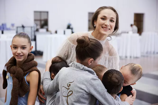 Anastasia Meskova, Anastasia Vinookur uye mamwe maartists eBolshoi Theatre achadzidzisa pamhepo panguva yekugara