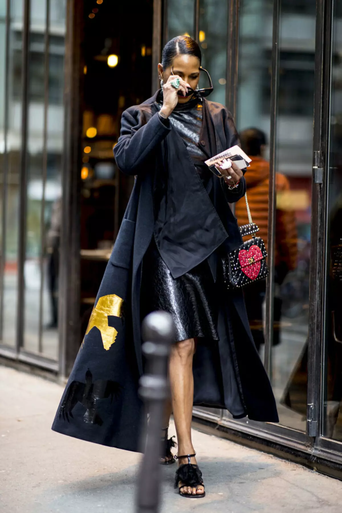 High Fashion Week in Paris: How To Wear Black in the New Season 54839_1