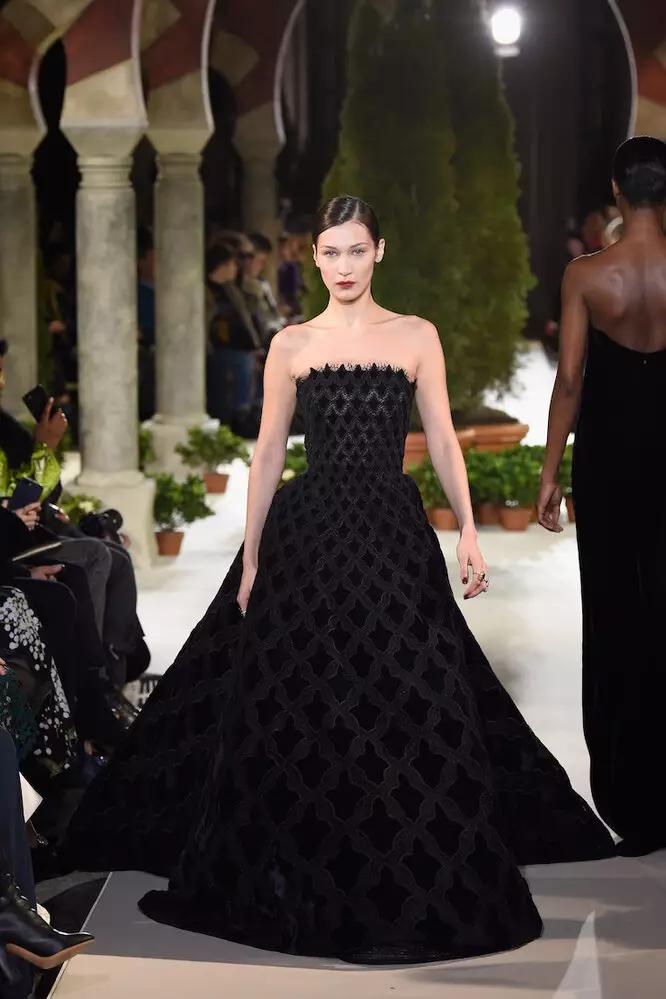 Bella Hadid in a bustier dress came out at Oscar De La Renta 55264_1