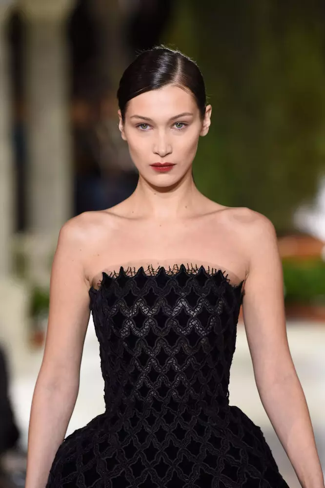 Bella Hadid in a bustier dress came out at Oscar De La Renta 55264_2