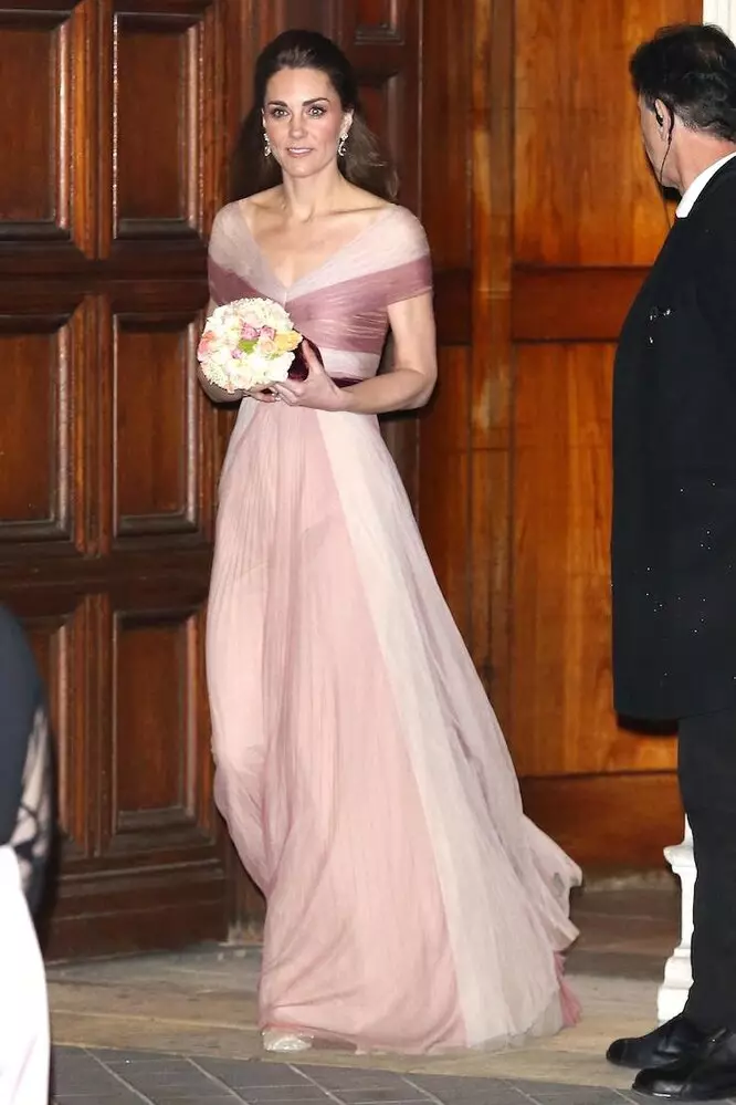 Kate Middleton in a pink dress in the floor visited Gala dinner in London 55293_1