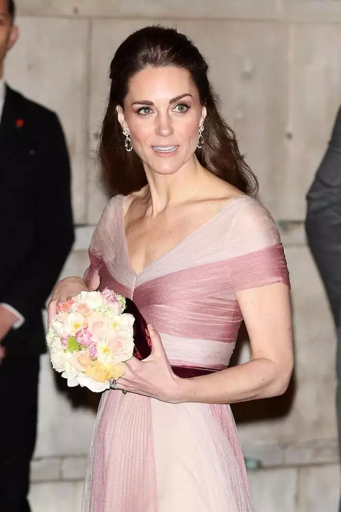 Kate Middleton in a pink dress in the floor visited Gala dinner in London 55293_2
