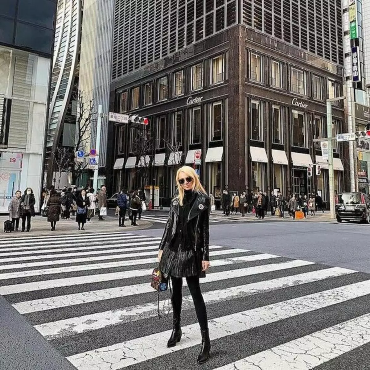 Yana Rudkovskaya in the mini skirt and black cowboy boots strolled in Tokyo 55305_1