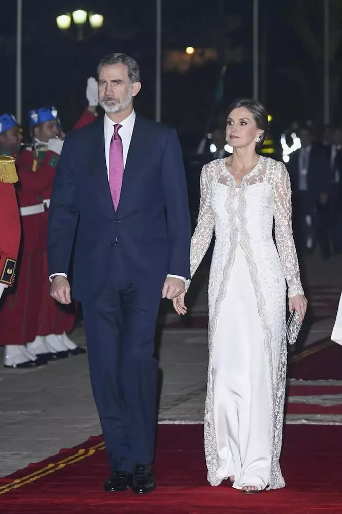 Queen of Spain Leticia put on white dress with rhinestones for dinner in Morocco 55321_1