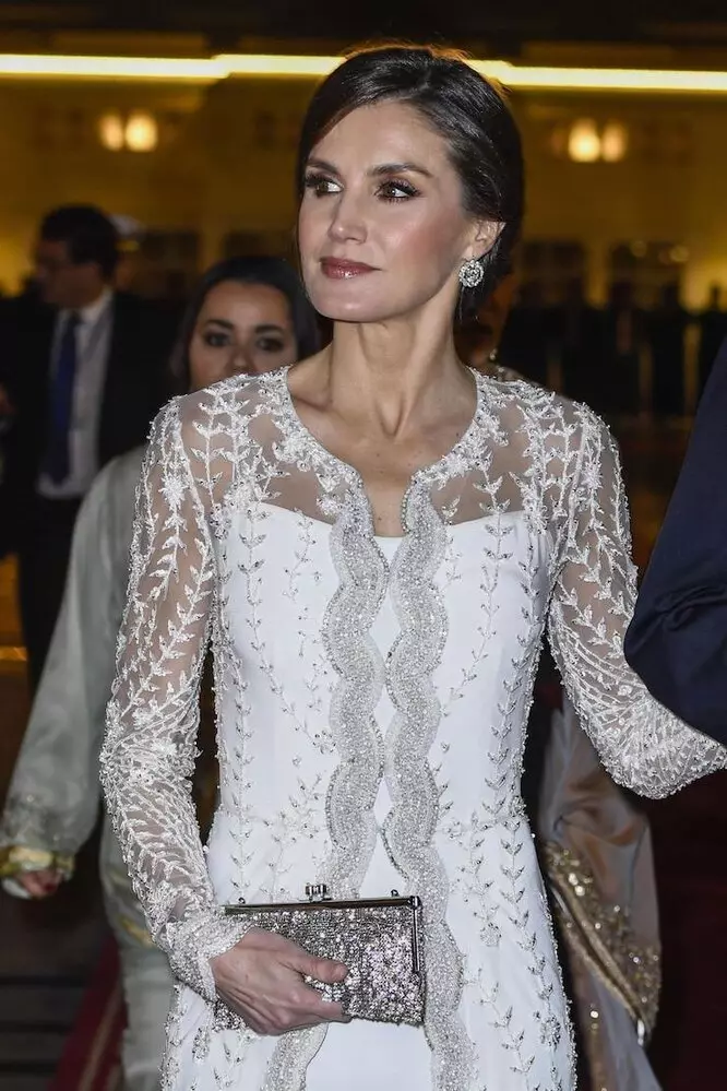 Queen of Spain Leticia put on white dress with rhinestones for dinner in Morocco 55321_2