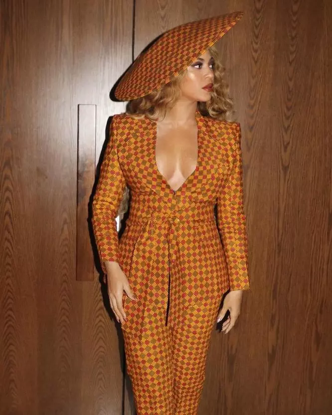 Beyonce in a bright cage suit came to the opening of the exhibition 55333_1